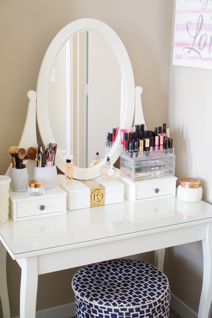 WHAT'S ON MY VANITY & MY MAKEUP FAVORITES... - A Touch of Pink